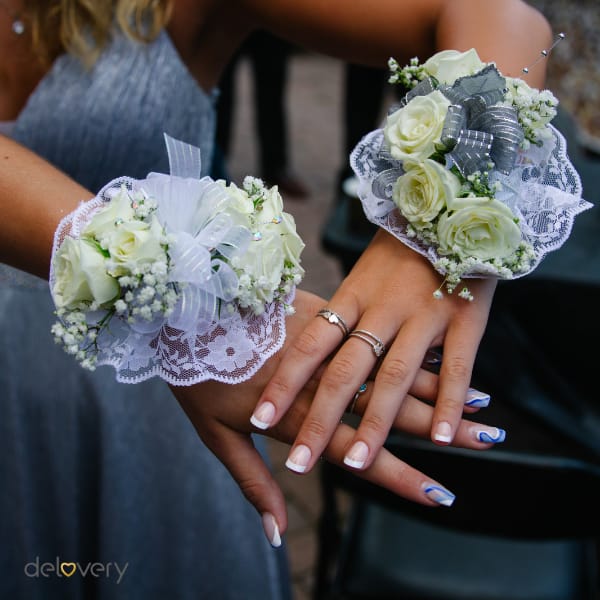 Hadir di Momen Bersejarah, Ini Arti dari Simbolisasi Corsage